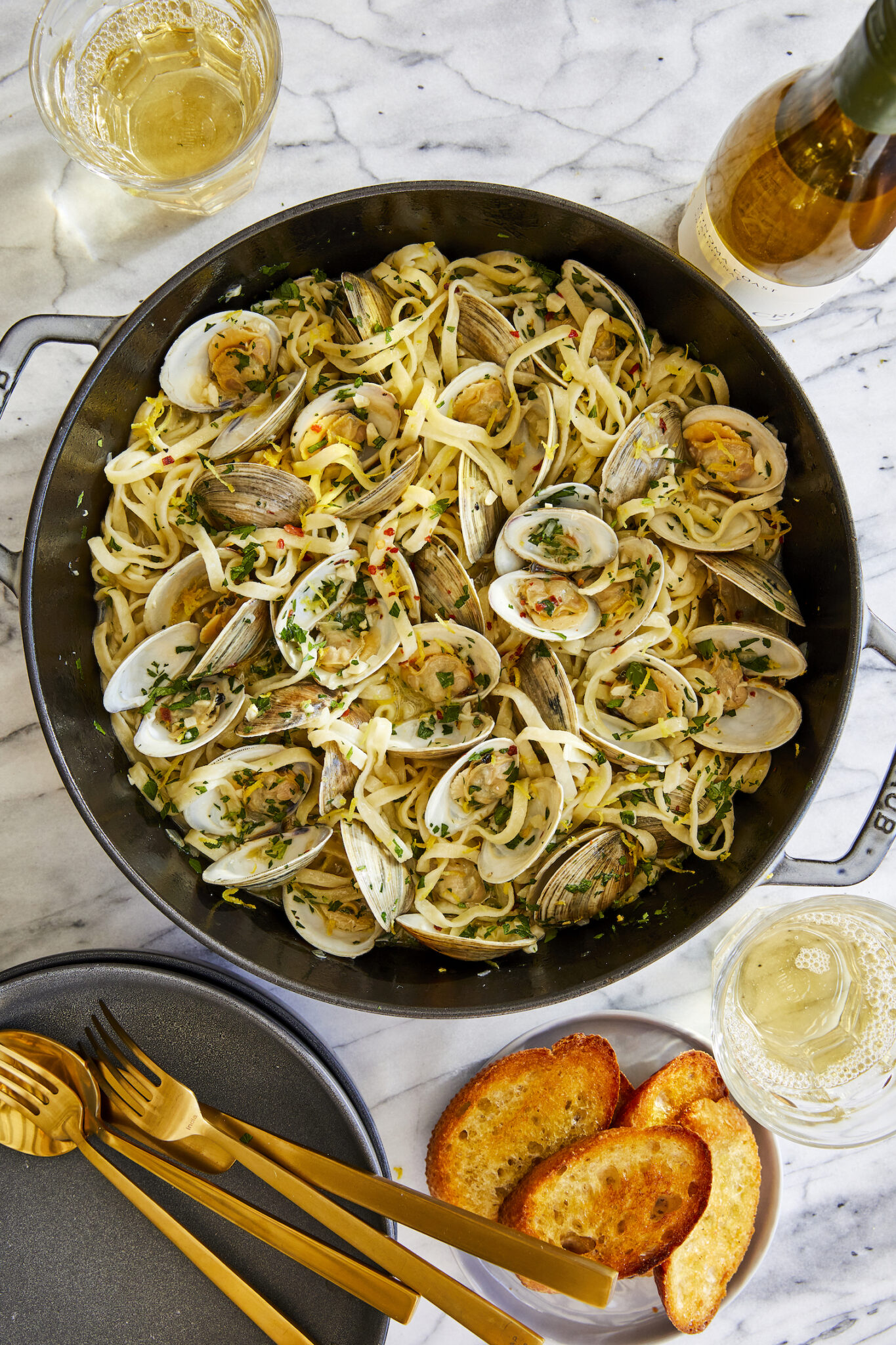 Easy Linguine with Clams - Damn Delicious